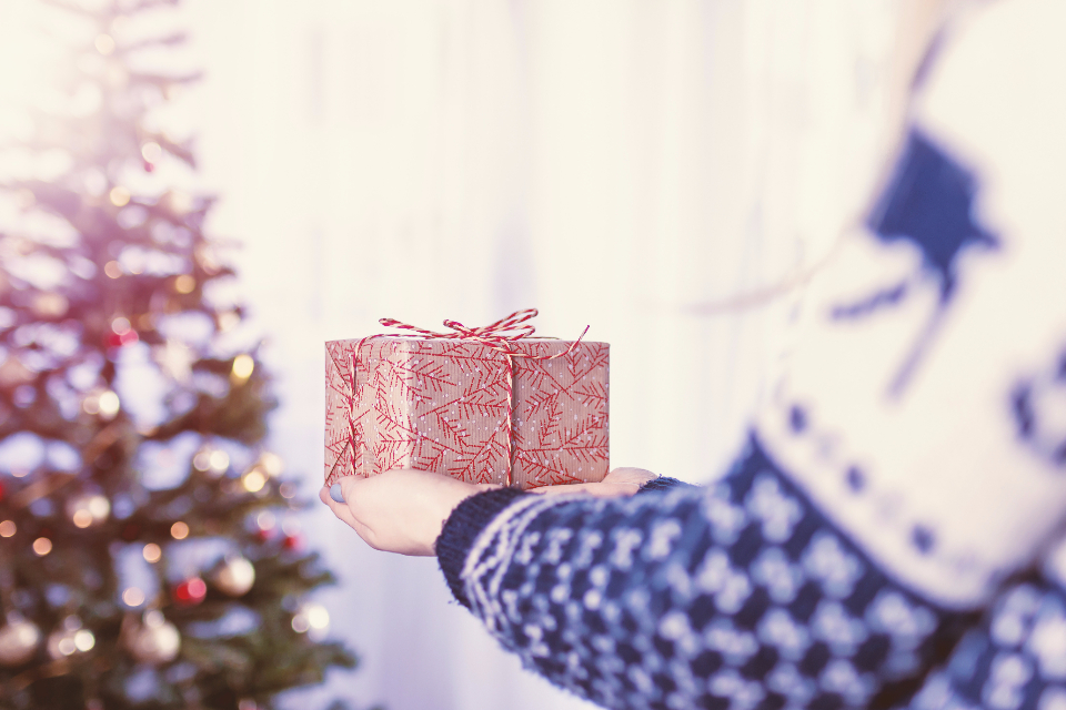 Holiday gifts can bring happy returns, save on waste, says eco-tip ...